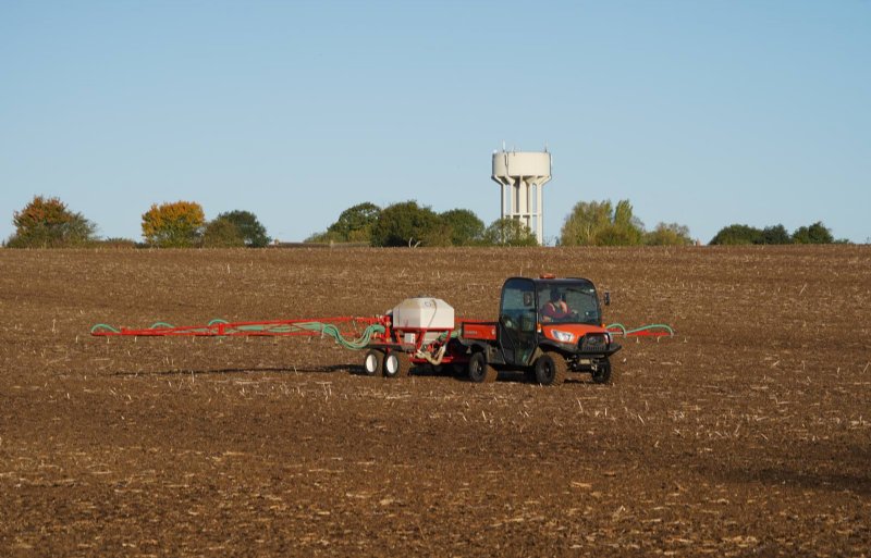 Voor Engelse akkerbouwer begint de strijd tegen duist - Nieuwe Oogst